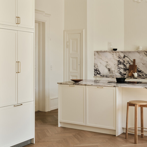 A Copenhagen kitchen filled with Scandinavian elegance by Nordiska Kök ...